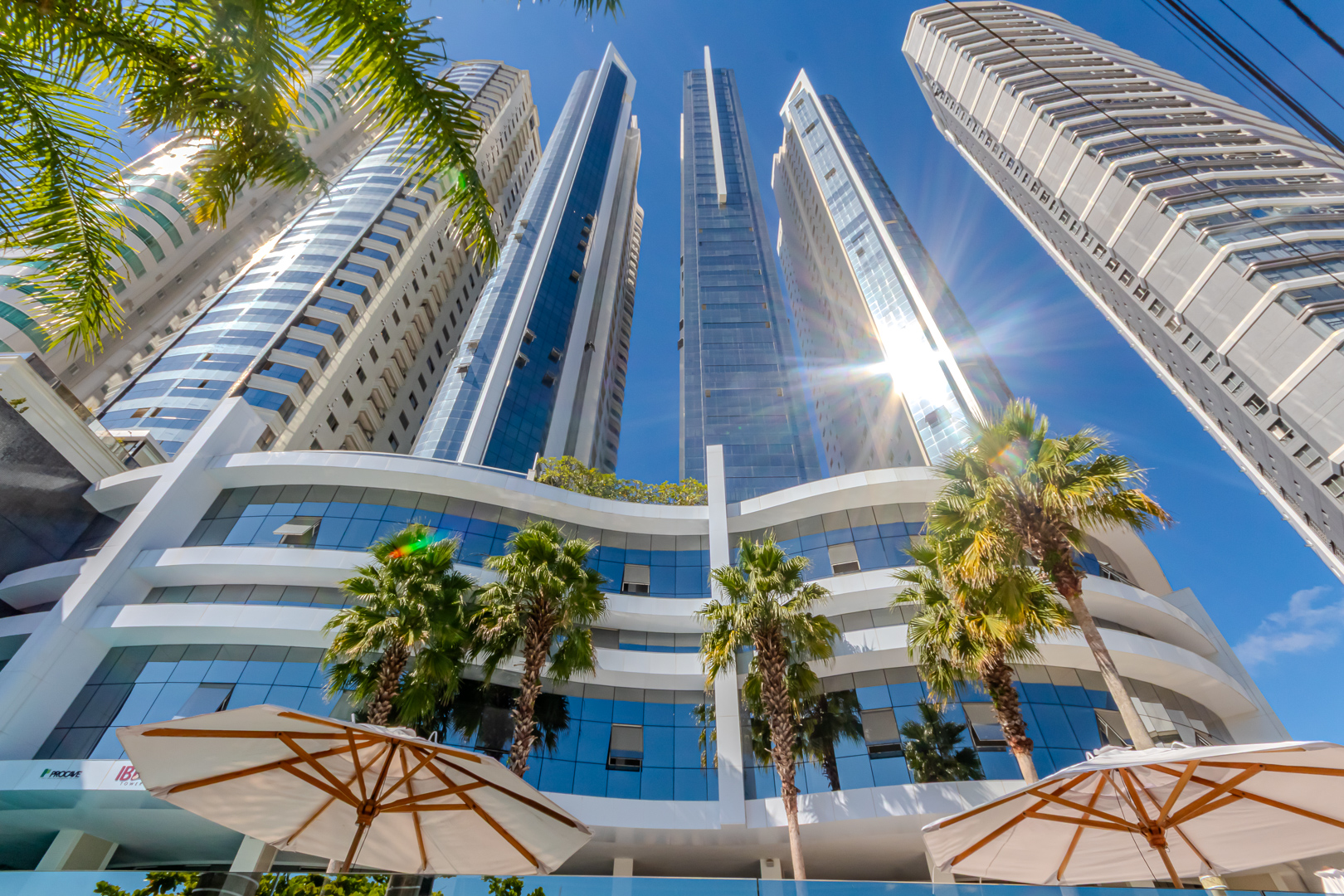 IBIZA TOWER - MOBILIADO E DECORADO – Lazū | Curadoria Imobiliária
